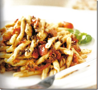 Strozzapreti con pesto calabrese e pomodorini, un'antica, tipica, pasta ...